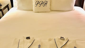 Front Side Balcony Suite, 1 King | Roupas de cama de algodão egípcio, roupas de cama premium
