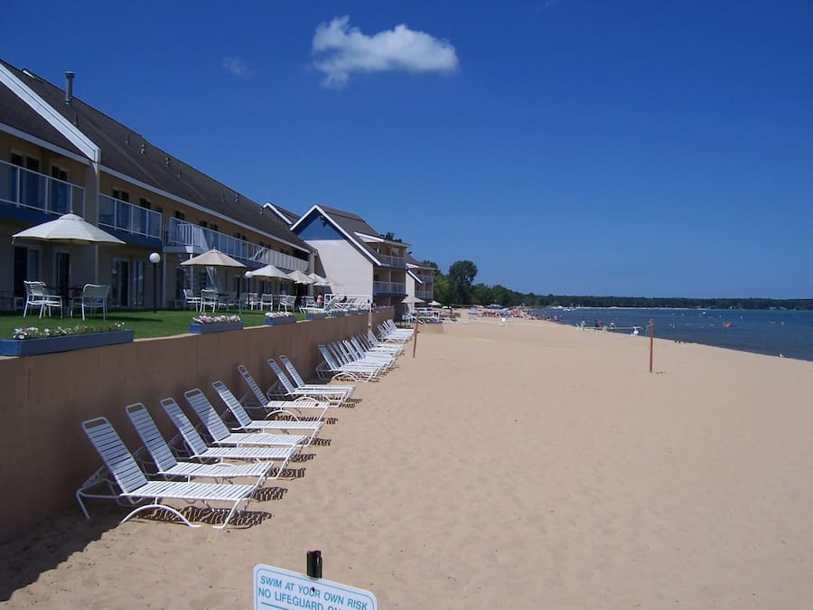 Uma praia privada, espreguiçadeiras, voleibol de praia