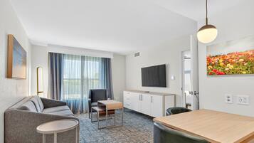 Suite, 2 camas queen-size | Sala de estar | Televisor LCD de 32 polegadas com canais por cabo, televisor