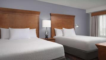 Roupas de cama premium, cortinas blackout, ferros/tábuas de passar roupa