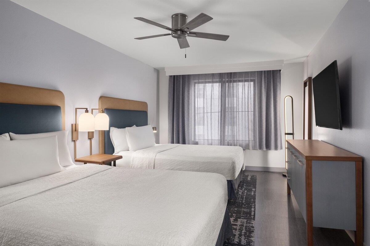 Roupas de cama premium, cofres nos quartos, escrivaninha
