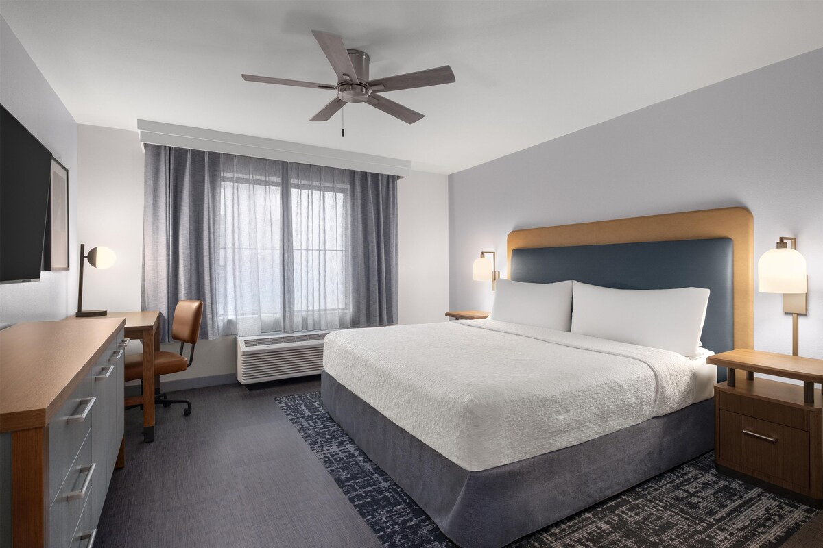 Roupas de cama premium, cofres nos quartos, escrivaninha