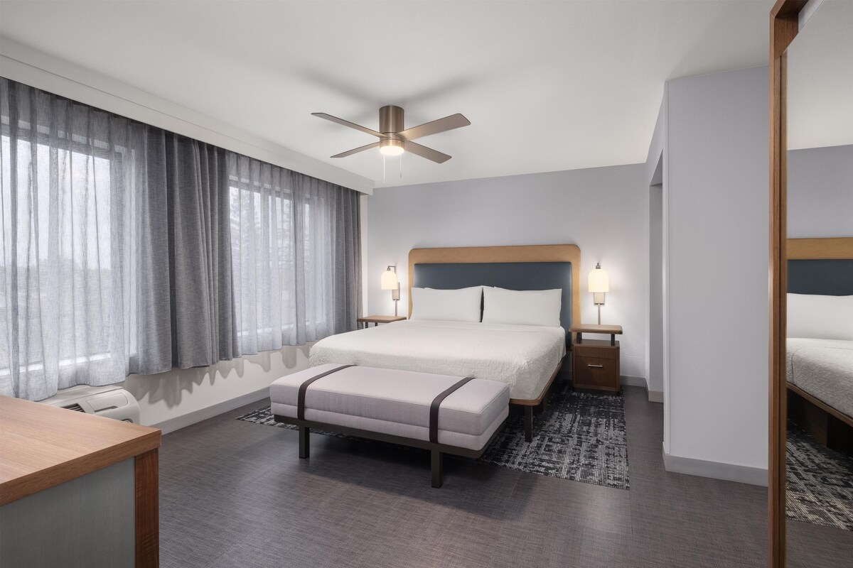 Roupas de cama premium, cofres nos quartos, escrivaninha