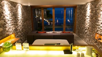 Royal Oceanfront Pool Villa | 1 quarto, frigobar, cofres nos quartos, ferros/tábuas de passar roupa