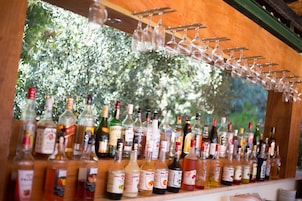 2 bares/lounges, um bar junto à piscina 