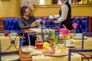 Pequeno-almoço tipo buffet diário mediante uma taxa 