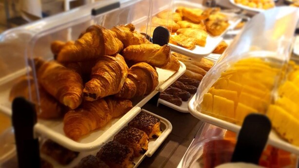 Buffet com diversos alimentos, incluindo doces e frutas.