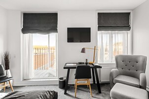 Suite Júnior, 1 cama king-size, não fumadores | Roupa hipoalergénica, secretária, ferro/tábua de engomar 