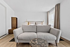 Quarto Superior, 1 cama king-size, não fumadores (with Single Sofabed) | Roupa hipoalergénica, secretária, ferro/tábua de engomar 