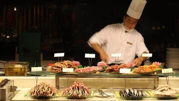 4 restaurantes, pequenos-almoços servidos