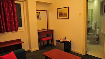 Suite, 1 cama king-size | Sala de estar | Televisor
