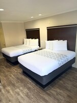 Quarto Standard, 2 camas queen-size, não fumadores | Casa de banho | Artigos de higiene pessoal grátis, um secador de cabelo