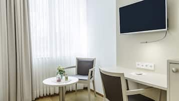 Quarto casal empresarial | Área de estar | TV de tela plana, escritórios