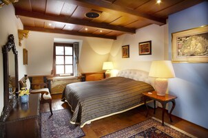 Quarto duplo luxo, 2 camas de solteiro | Roupas de cama premium, frigobar, cofres nos quartos, escrivaninha