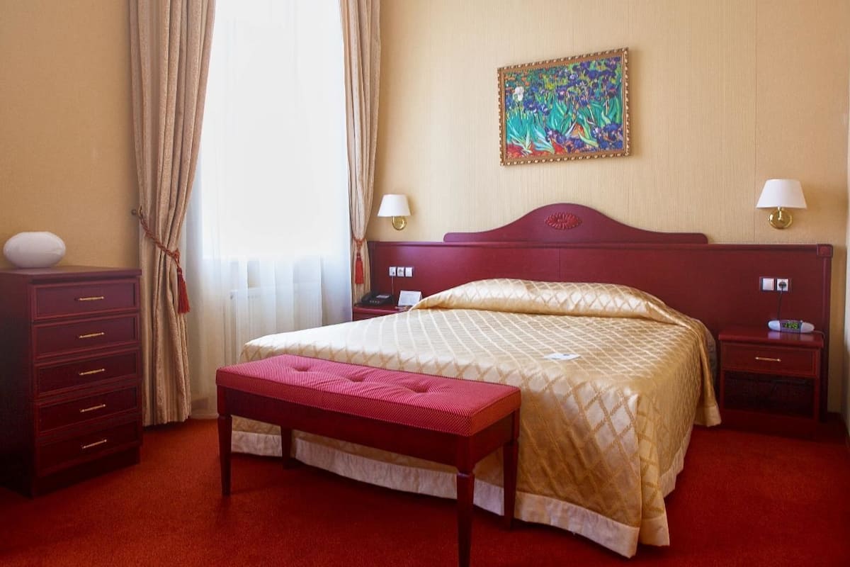 Quarto Deluxe | Roupa de alta qualidade, minibar, cofre no quarto, secretária 