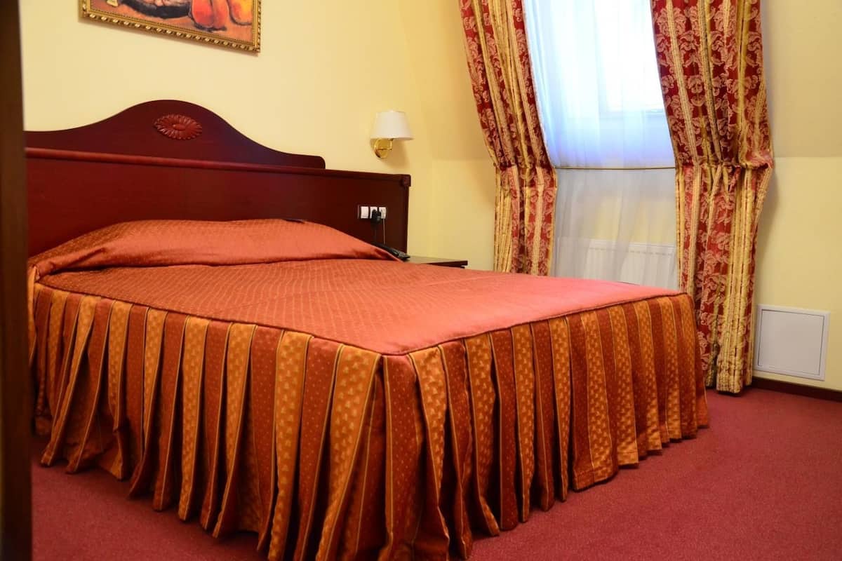 Quarto Clássico com Cama de Casal | Roupa de alta qualidade, minibar, cofre no quarto, secretária 