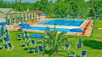 Piscina interior, 4 piscinas exteriores, guarda-sóis, espreguiçadeiras