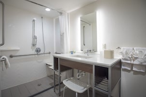 Quarto, 1 cama king-size (Communications, Mobility Accessible) | Casa de banho