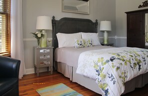 Quarto luxo, 1 cama Queen, banheiro privativo (Garden View - 2nd Floor) | Roupas de cama premium, individualmente decorados