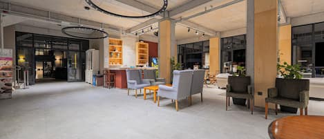 2 bares/lounges, um bar junto à piscina