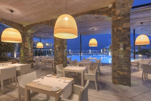 Bar junto à piscina