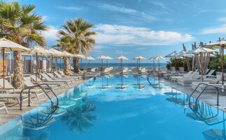 Piscina interior, 3 piscinas exteriores, guarda-sóis, espreguiçadeiras 