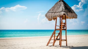 Uma praia privada, praia de areia branca, toldos de praia (sobretaxa)