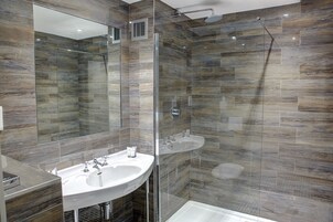 Quarto Duplo de Luxo | Casa de banho | Artigos de higiene pessoal grátis, um secador de cabelo