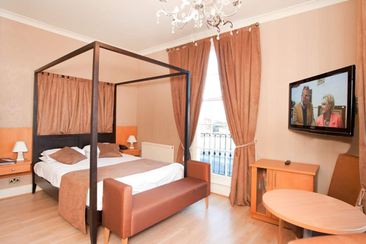 Ferro/tábua de engomar, Wi-fi grátis, roupa de cama fornecida 