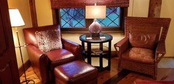 Quarto romântico, 1 cama King, banheiro privativo, vista para a colina | Área de estar | TV, livros