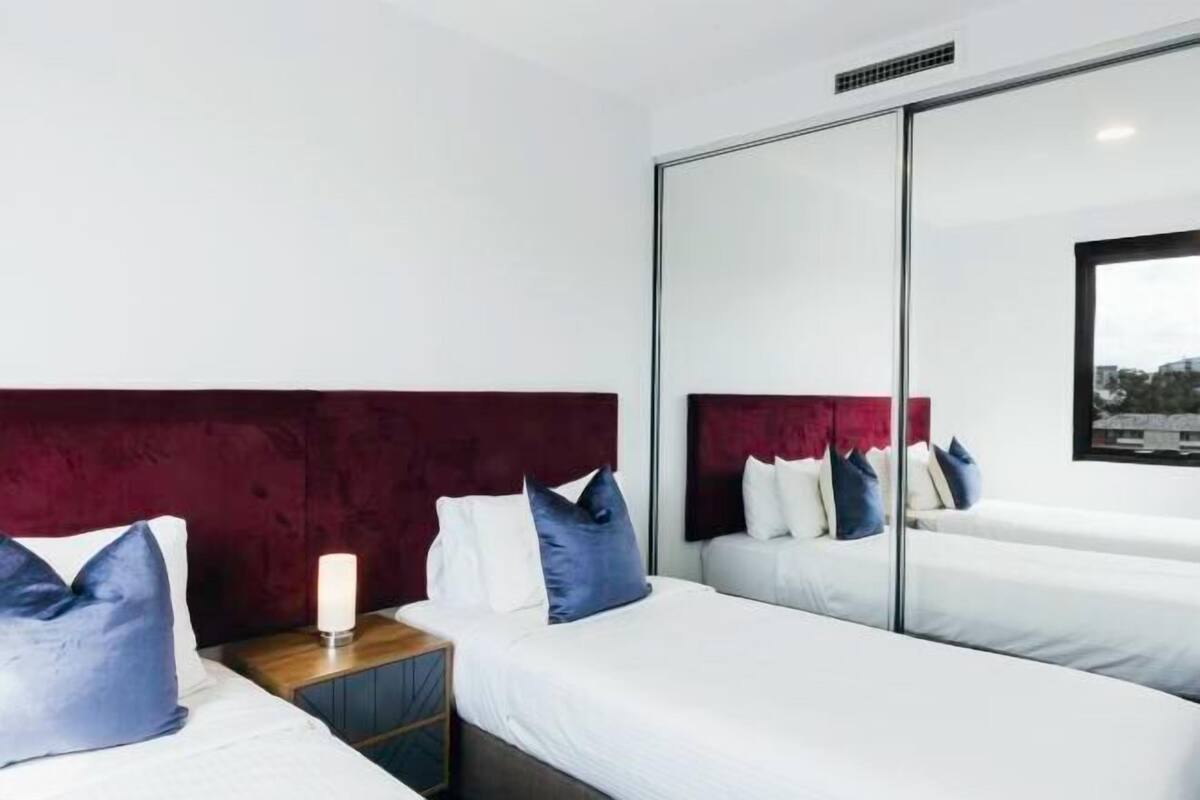 Cofre no quarto, secretária, cortinas/cortinados opacos 