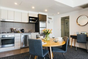 Apartamento Standard, 1 quarto, cozinha | Cozinha privada | Um micro-ondas, uma placa de cozinha, uma cafeteira/bule 