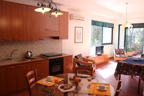 Um frigorífico, um micro-ondas (a pedido), uma placa de cozinha 