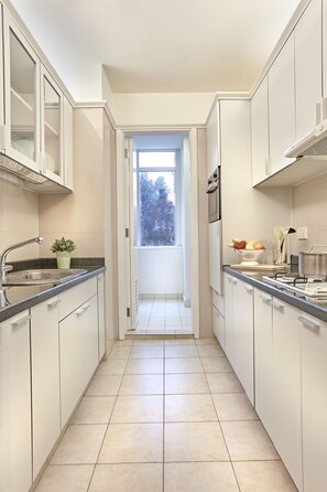 Apartamento, 2 quartos (Breakfast on weekdays only except P.H) | Cozinha privada | Geladeira, micro-ondas, cooktop, talheres/pratos/utensílios de cozinha