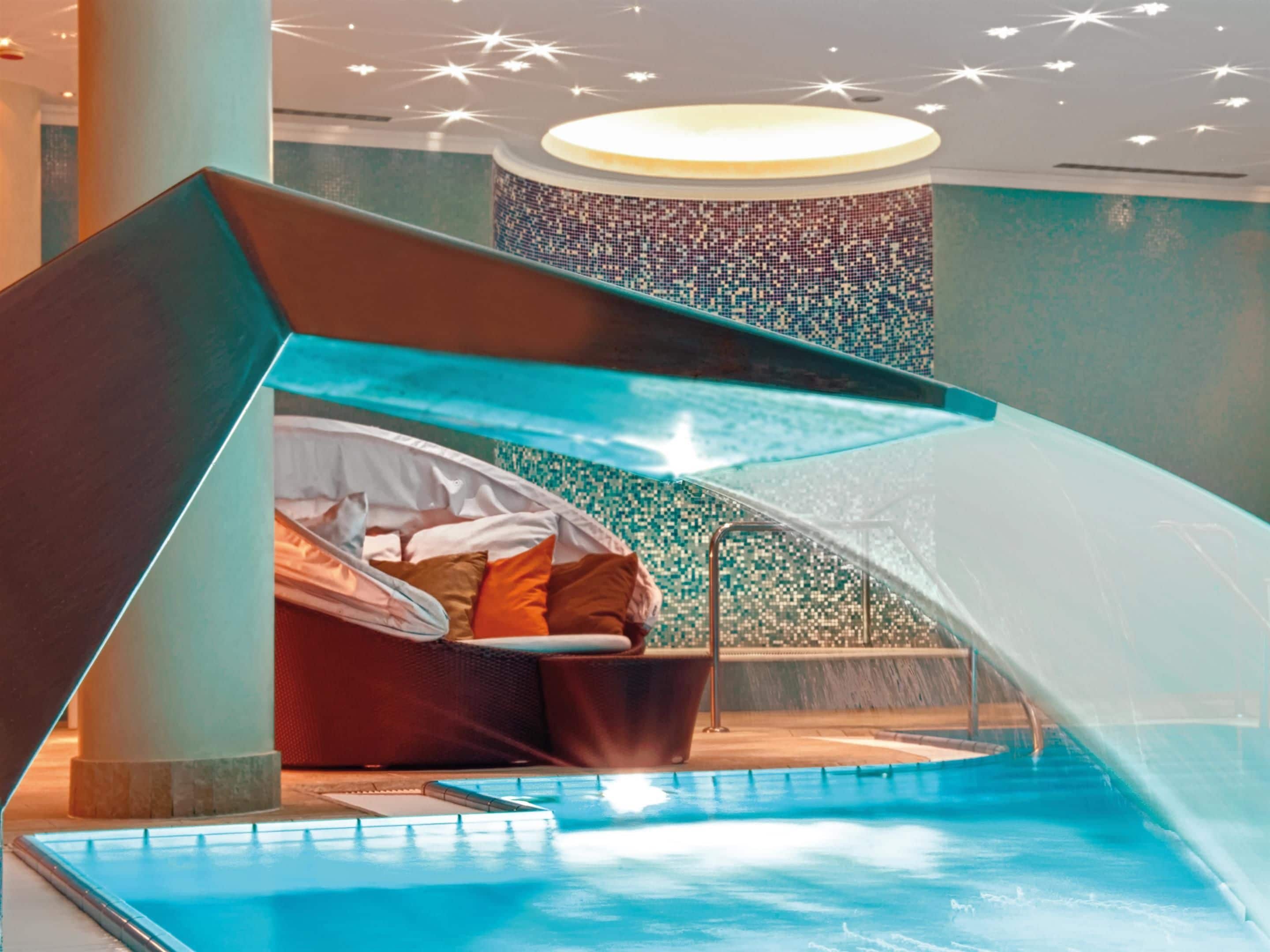 Piscina interior, piscina exterior, toldos gratuitos, guarda-sóis 