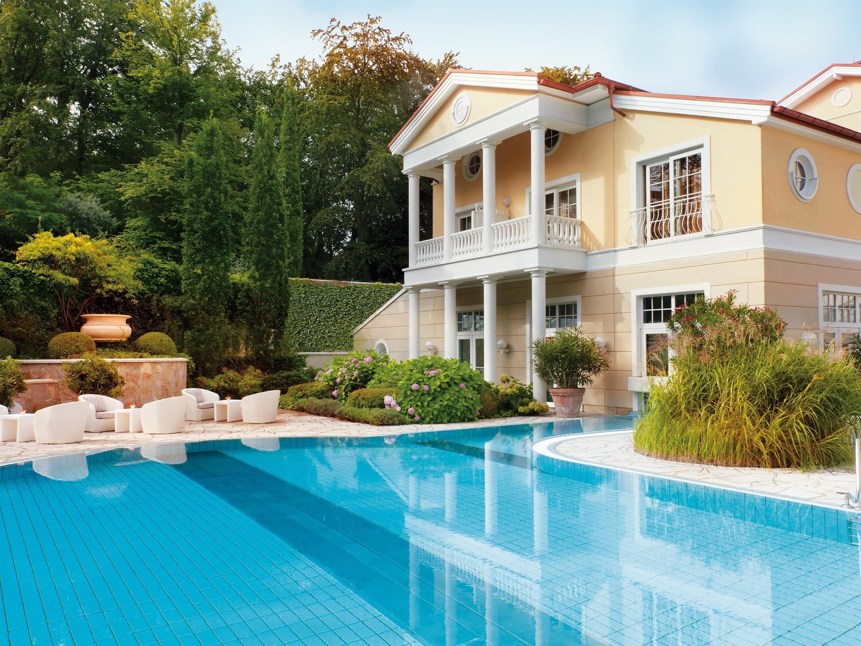 Piscina interior, piscina exterior, toldos gratuitos, guarda-sóis 