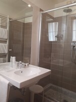 Chuveiro, produtos de toalete grátis, secador de cabelo, chinelos