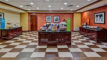 Café da manhã com buffet grátis todos os dias