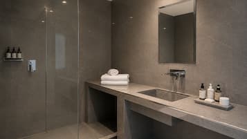 Dúplex de Luxo | Casa de banho | Artigos de higiene pessoal grátis, um secador de cabelo, um bidé