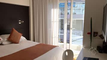 Quarto Clássico com Cama de Casal | Vista do quarto