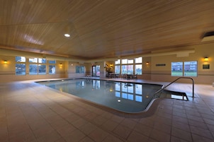 Piscina interna, espreguiçadeiras