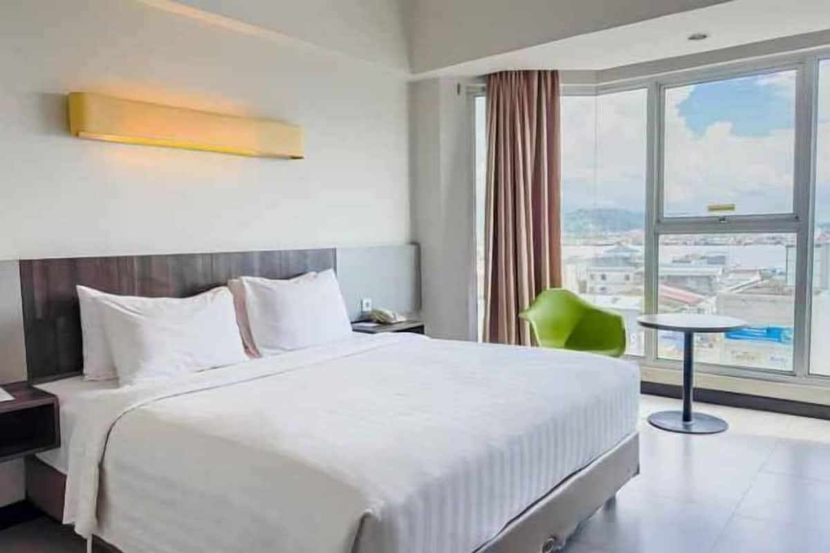 Frigobar, cofres nos quartos, escrivaninha, quartos à prova de som