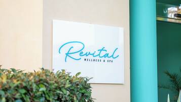 Placa para 'Revital Wellness & Spa' em uma parede de edifício.