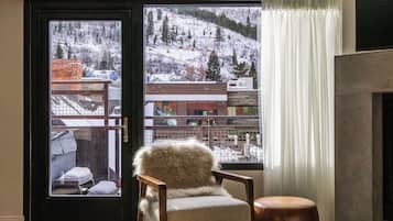 Roupa de alta qualidade, com decoração personalizada