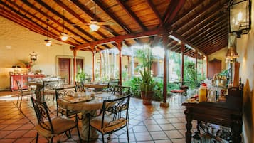Café da manhã, almoço e jantar; culinária francesa