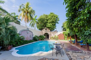 Piscina externa, funciona das 7h às 18h, espreguiçadeiras