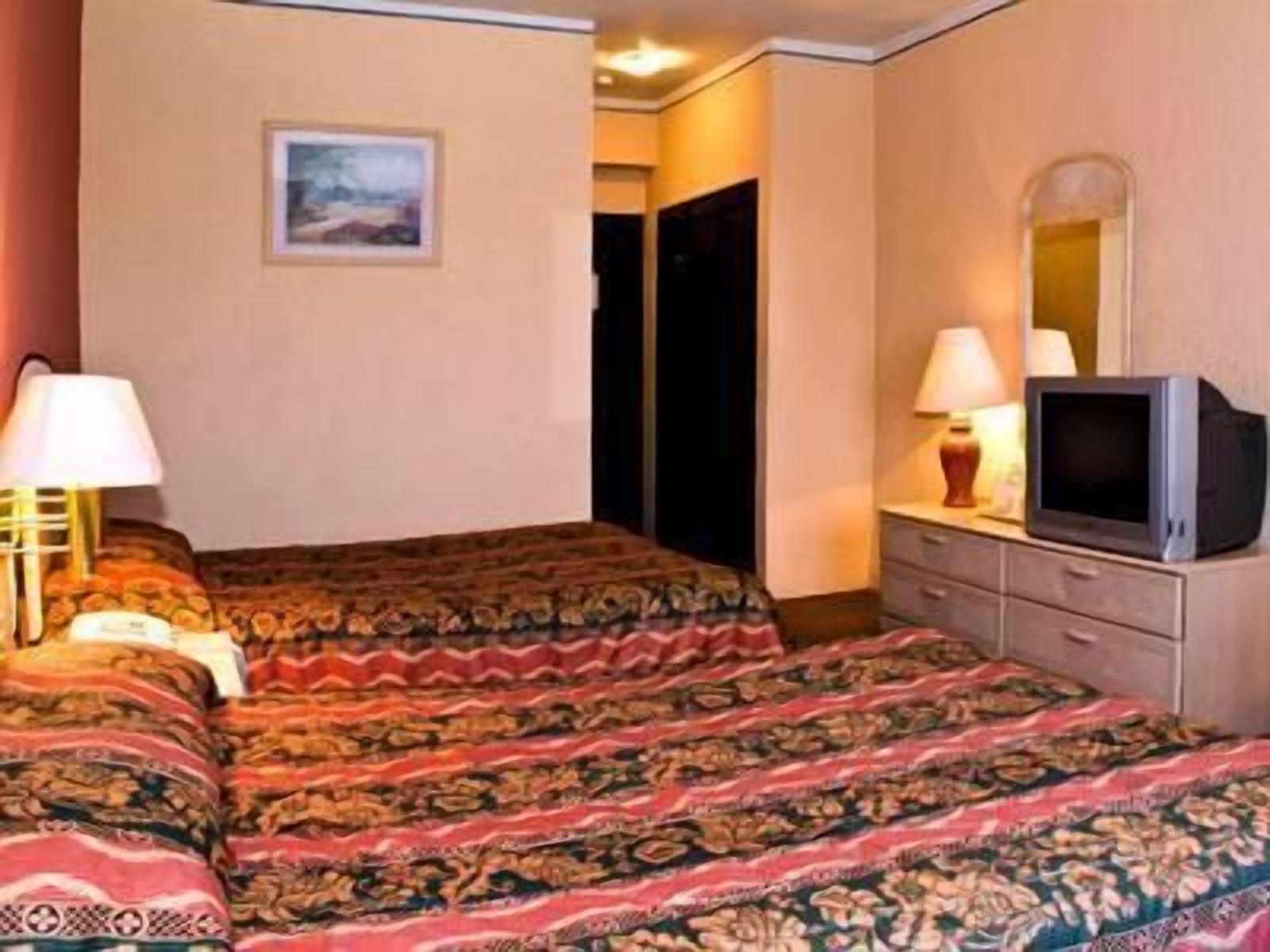Edredons de pluma, cofres nos quartos, escrivaninha, cortinas blackout