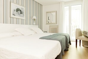 Quarto Duplo (with Extra Bed) | Roupa de alta qualidade, cofre no quarto, secretária 