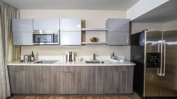Um frigorífico, um micro-ondas, um forno, uma placa de cozinha