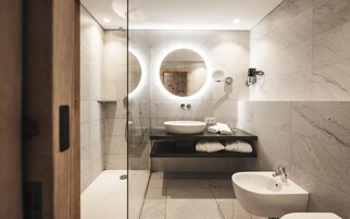 Quarto Duplo Superior, 1 cama de casal | Casa de banho | Um polibã e uma banheira separados, um secador de cabelo, roupões 
